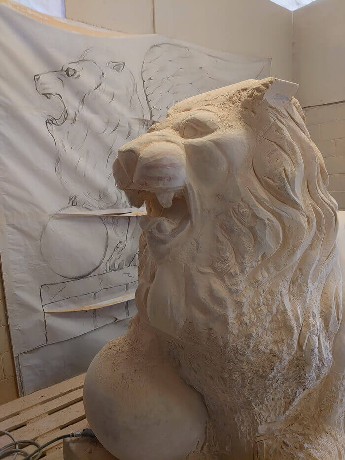 Majestic artistic marble sculpture of a winged lion | Arte2000